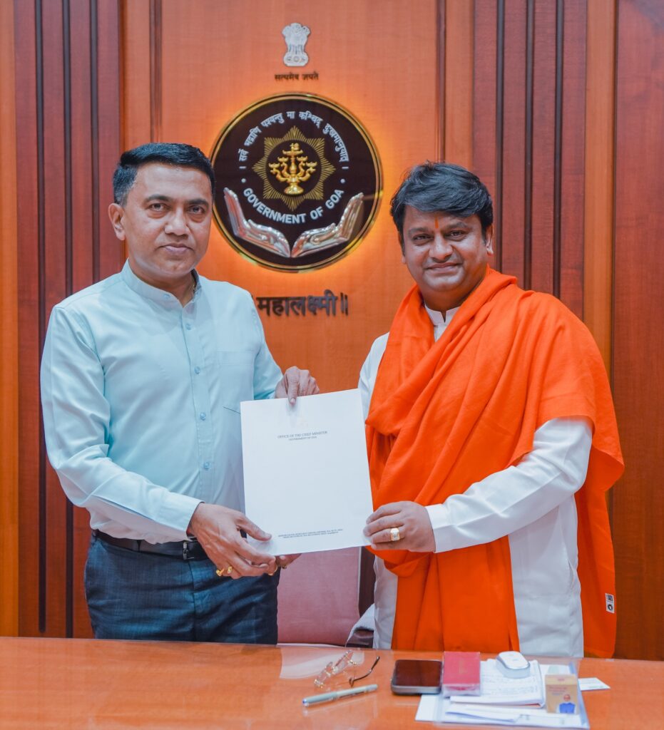 CM of Goa, Mr. Sawant, welcomed Guruji at his residence and presented ...